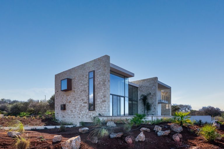 Τhe Feng Shui Stone House: Βιοκλιματική κατοικία δύο επιπέδων στο ...