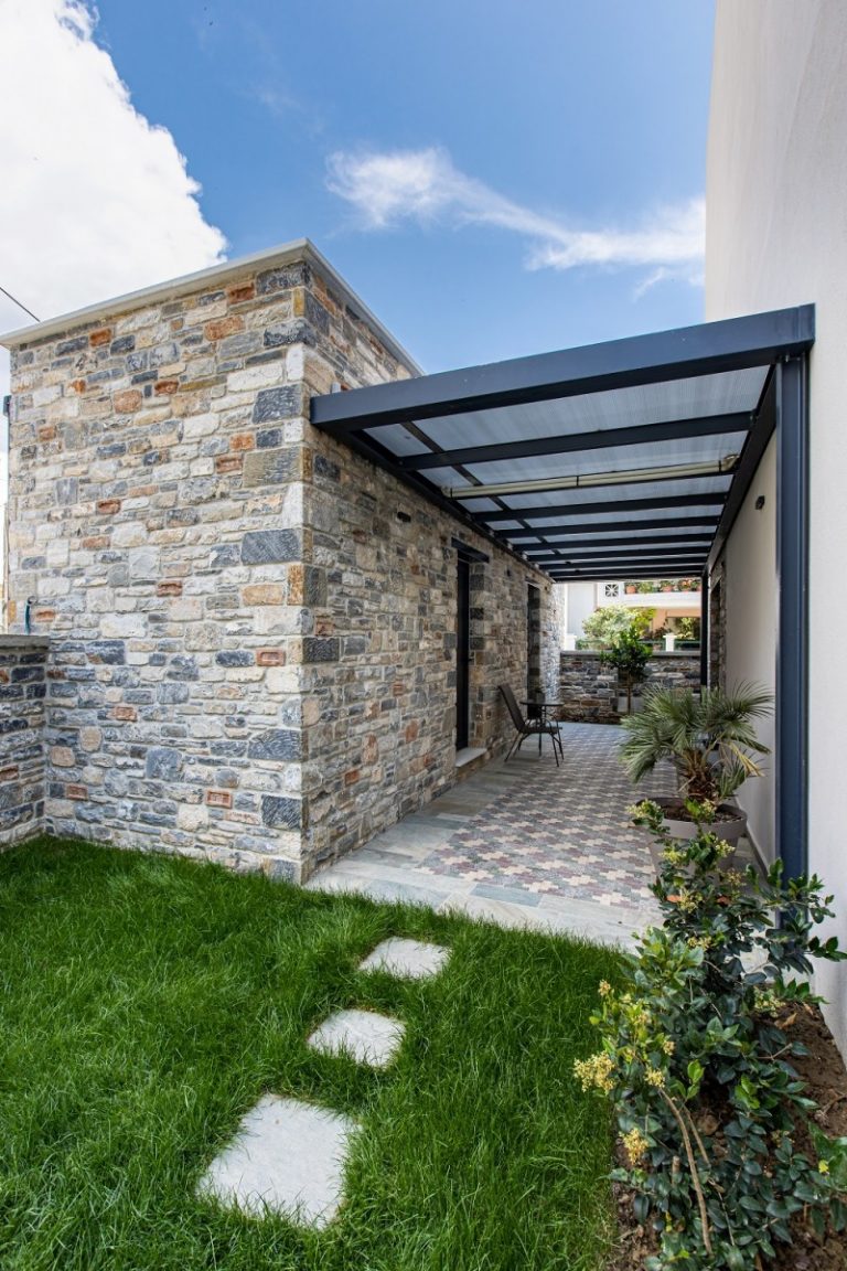 Tριώροφη κατοικία με μεταγενέστερη επέκταση στην πόλη του Βόλου ...