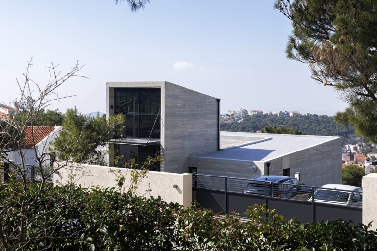 Μια επιβλητική κατοικία στην Πεντέλη παραδίδει μαθήματα μοντερνισμού ...