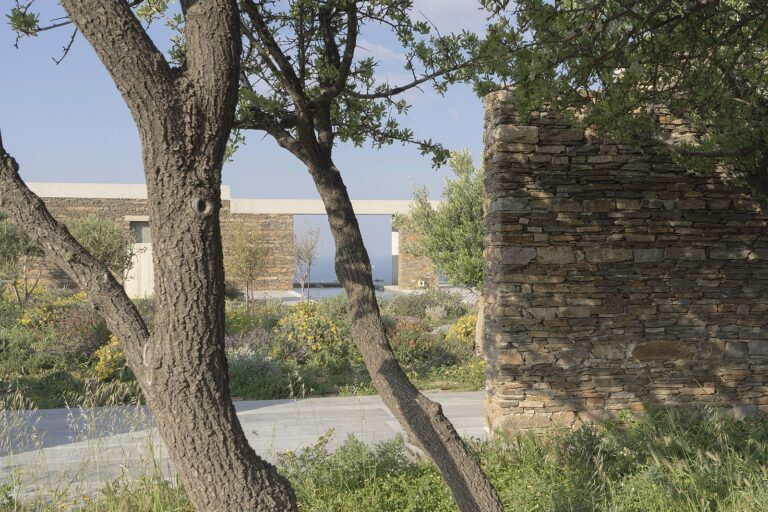 House with a garden: Μια σαγηνευτική κατοικία στη Σίφνο γίνεται «ένα ...