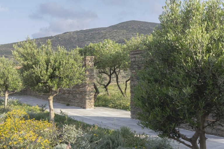 House with a garden: Μια σαγηνευτική κατοικία στη Σίφνο γίνεται «ένα ...